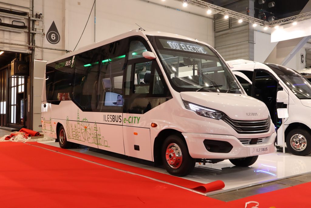 Ilesbus reveals e-City battery-electric small bus on Daily base - routeone